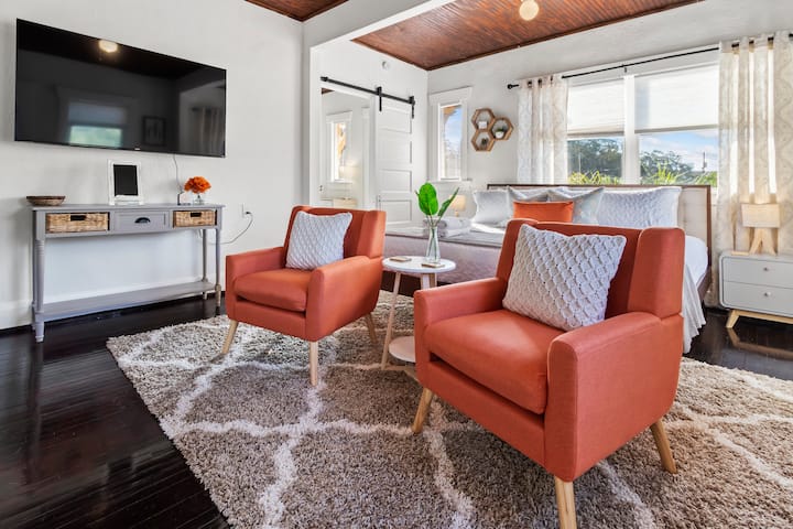 Downtown Tampa & Armature Works Apartment! - Tampa, FL