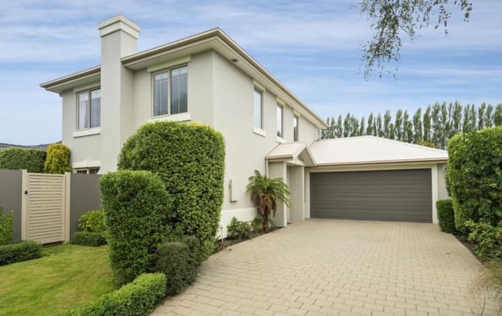 Big House With Nearby Parks - Christchurch