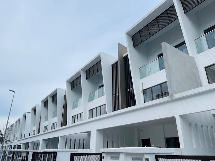 【Lavish】5rooms Homestay 20pax - Puchong