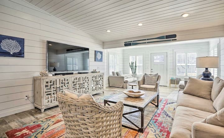 Beach Cottage/ 
With Hot Tub/2 Blocks From Beach - Panama City Beach, FL