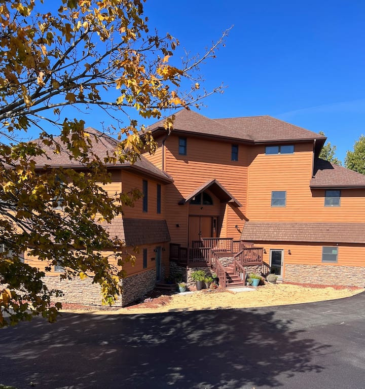 Huge Remodeled Galena Territory Retreat - Galena, IL
