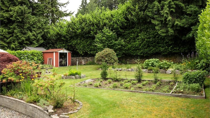 Cozy 3-bedroom Suite - North Vancouver