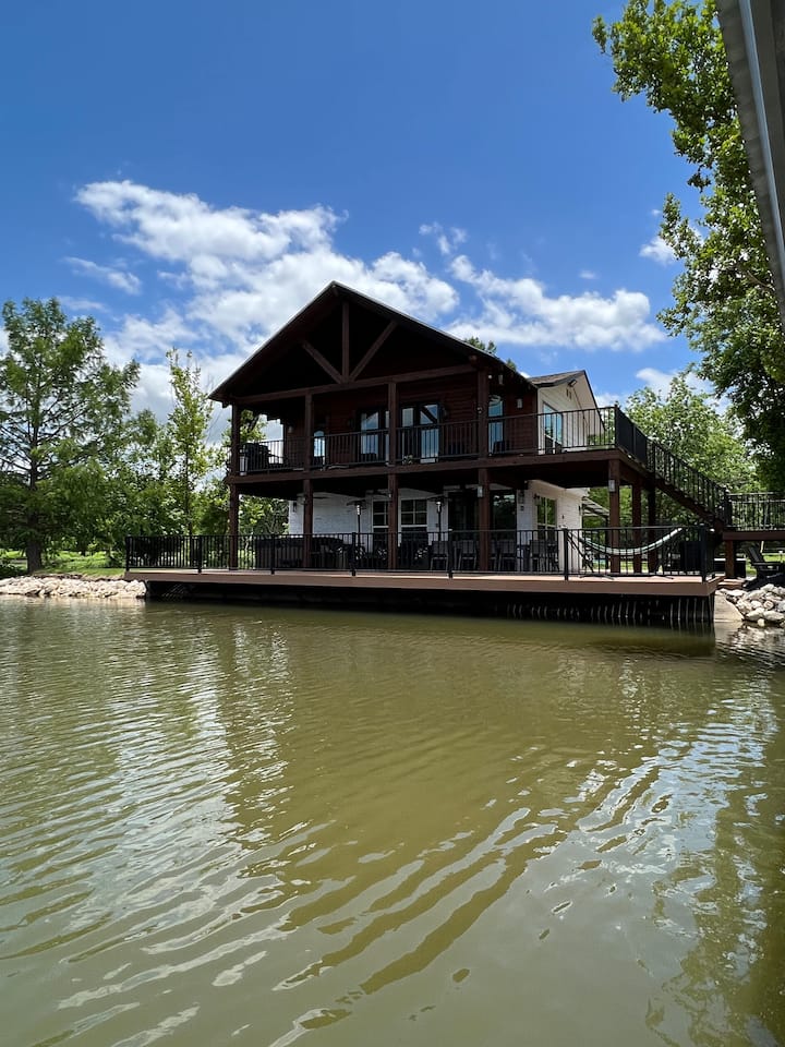 Retreat On The Water - Gainesville, TX