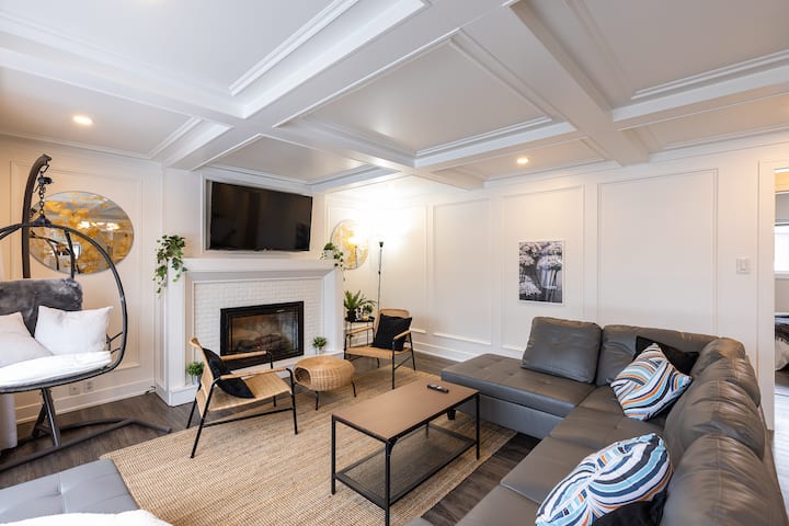 Bear Claw Estate -Pool Table,hot Tub, Storage - Squamish