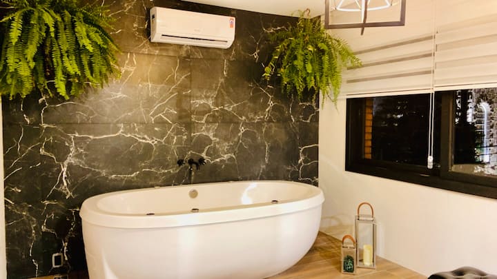 Em Frente à Catedral, Rua Coberta E Cinema - Gramado