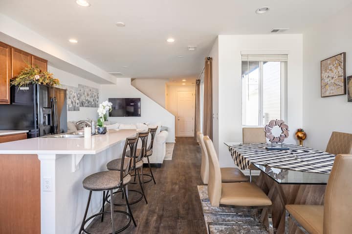 Home Away From Home ~ 5* Location ~ Pkg! - Denver Airport (DEN)