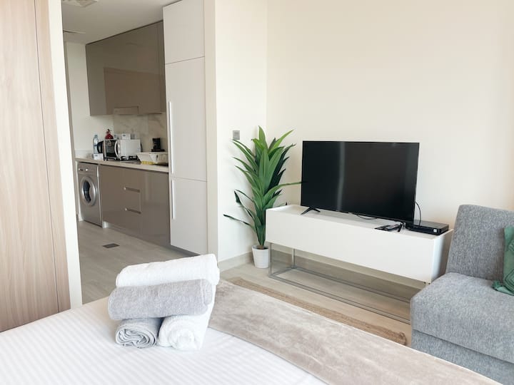 Epic Burj Khalifa Views | Studio Close To Airport - Dubaï