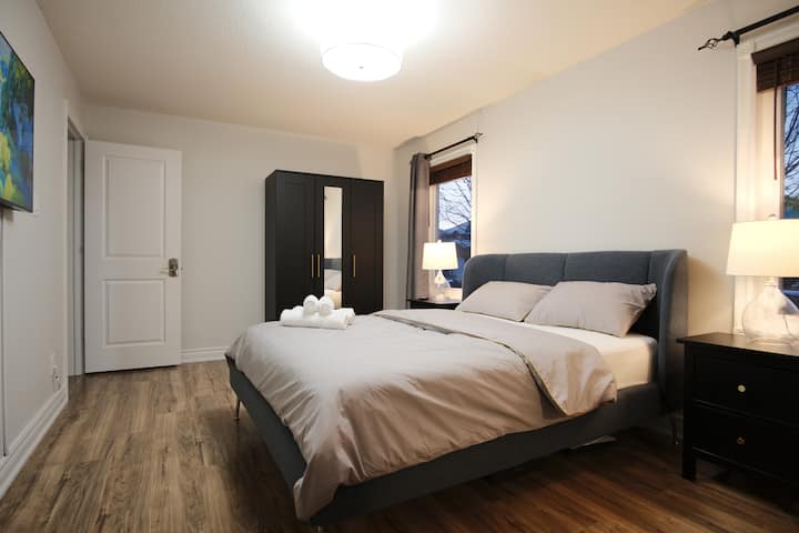 Oversized Ground-floor Bedroom Near Square One - Mississauga