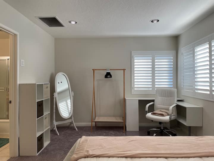 Private Bedroom W/bathroom & Workspace - Los Ángeles, CA