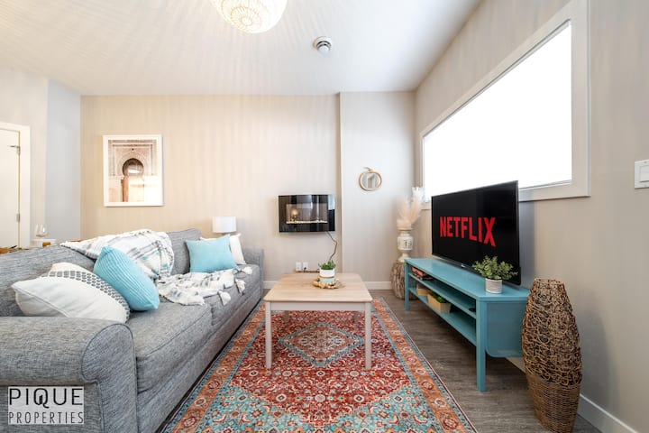Boho Suite | Long Stays| King Bed |Fireplace &Wifi - Edmonton, Canada