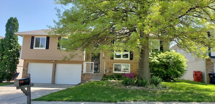 Open Space & Game Room Near I-80 - Shadow Lake, Papillion