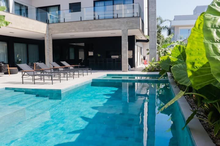 Casa Nova E Ampla Com Piscina Em Jurerê Int. -