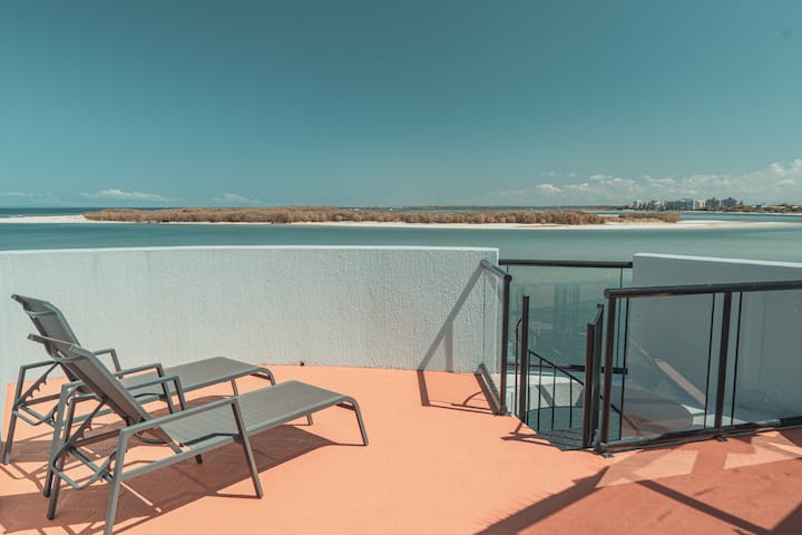 Rooftop 2-bedroom Apartment - Caloundra
