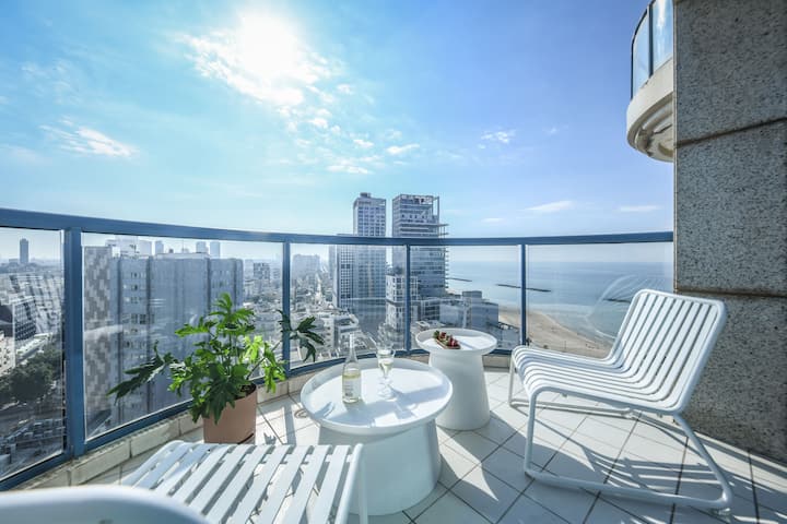 Beachside 2br Apt With Sea & Skyline Views - Tel Aviv