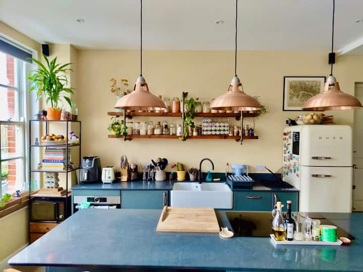 Stylish Flat In East London - Giant Hd Projector - London