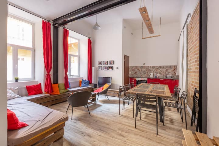 Hip, Spacious, Central Apt - 9 Beds - Budapest