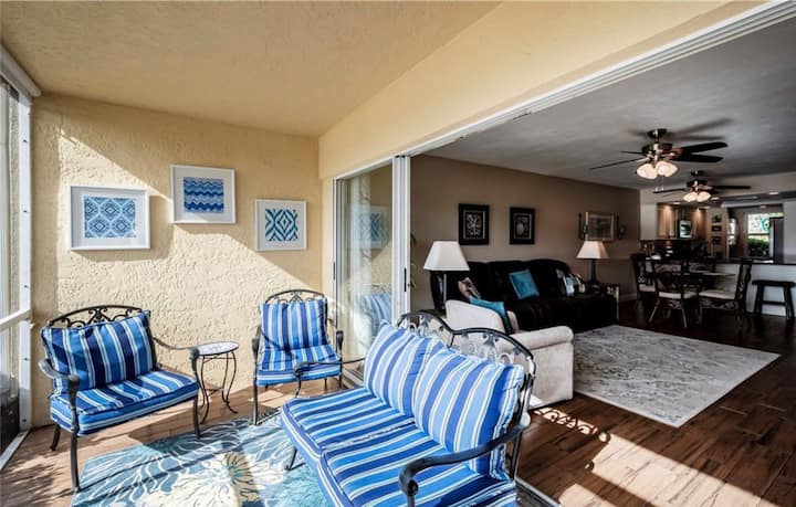Waterfront 2br 2ba Se Cape Coral Condo! - Cape Coral, FL