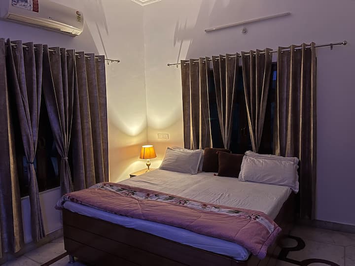 Peaceful Varanasi Retreat: Clean & Affordable - Varanasi