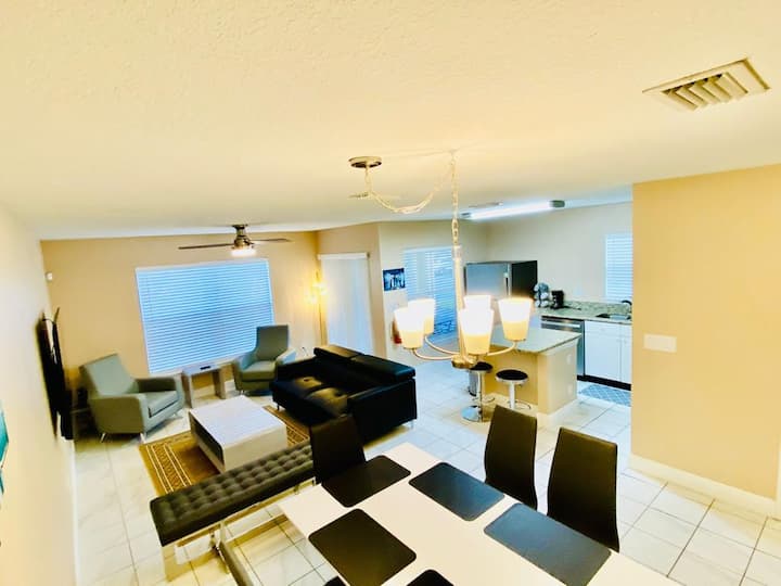 Modern Townhouse 4 Br 3 Ba Gated Near Disney - Kissimmee, FL