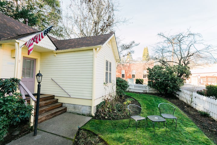 Cottage Nine - Jacksonville, OR