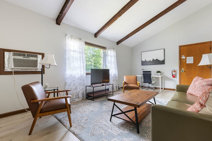 Clean Quiet Budget Top Floor Apt - Massachusetts