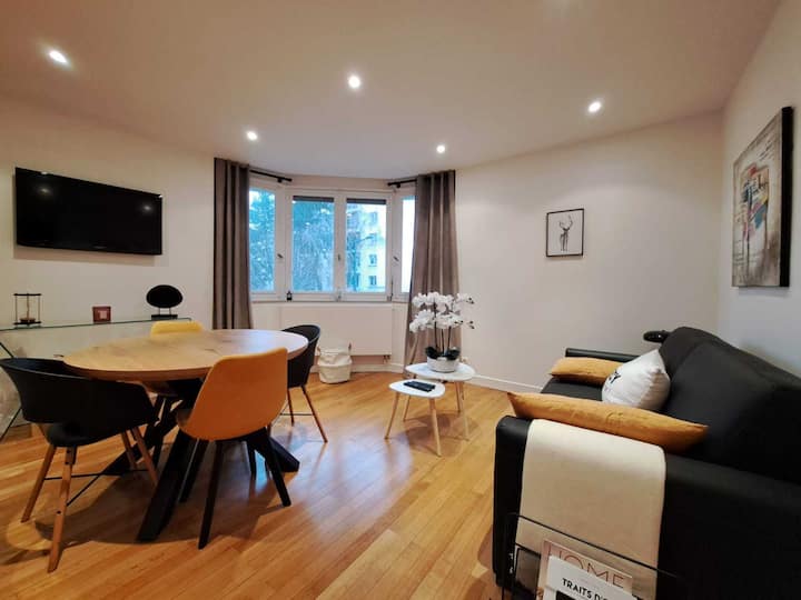 Annecy Centre Face à La Gare "à L'angle De La Rue" - Annecy-le-Vieux