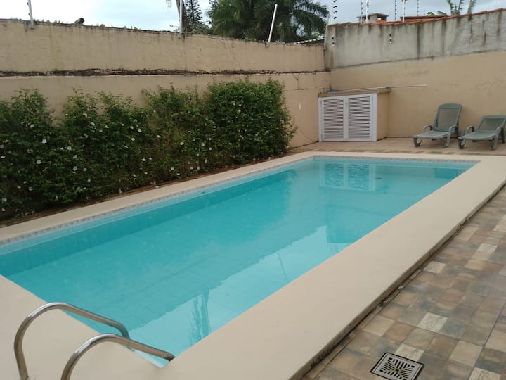 Casa
Com Piscina, Churrasqueira E Wi-fi - Guarujá