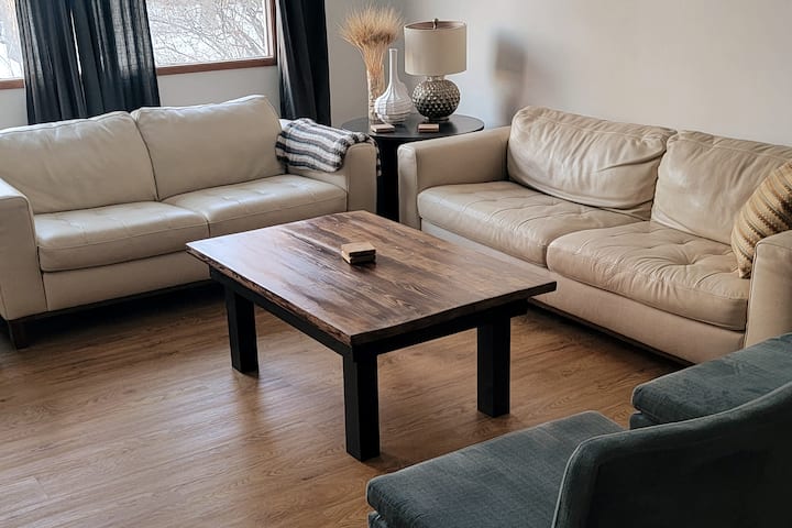 *Grovenor House* Sleeps 8, Clean, Stylish -