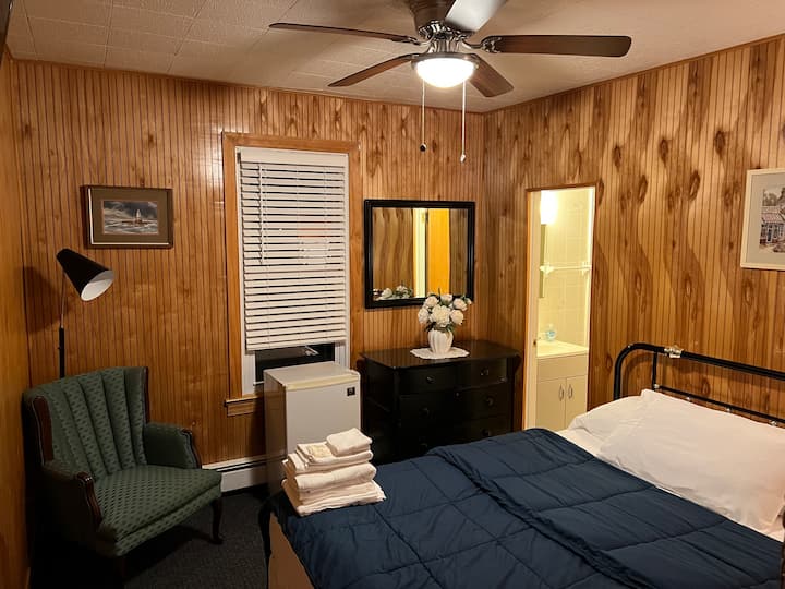 Room #8 Private Queen Room - Ocean City, NJ