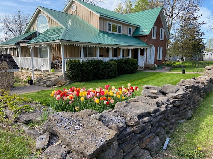 Waupoos Farmhouse - Prince Edward County
