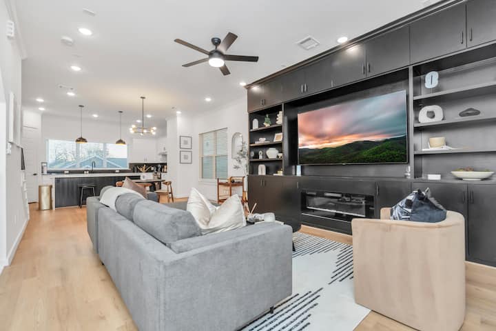 Calming Luxury Oasis | Downtown Houston Sleeps 10 - Houston, TX
