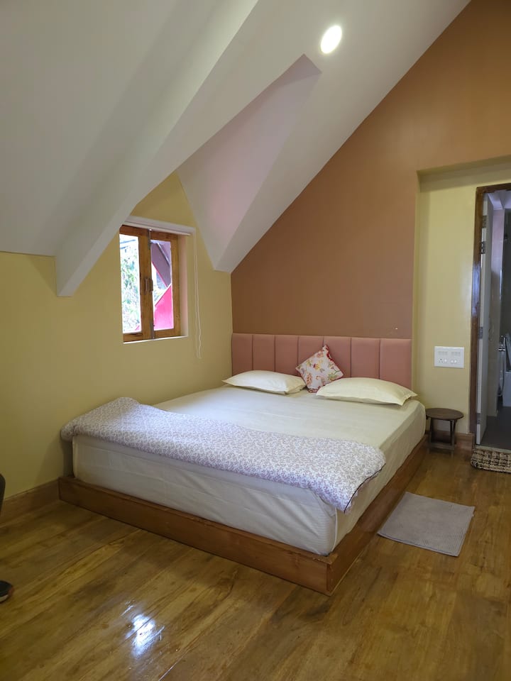 Backyard Cabin - Attic Room - Kalimpong