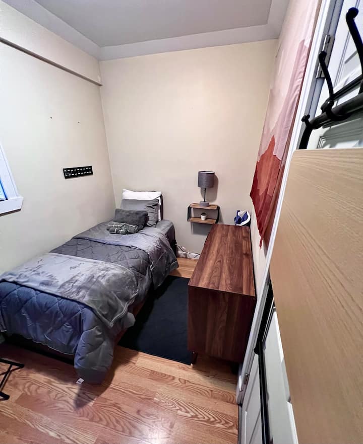 Cozy, Minimalist Private Pod - Worcester, MA