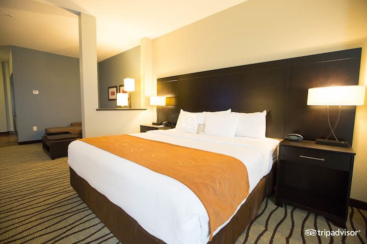 Fast Wi-fi | Free Hot Breakfast | Clean Pool - Stafford, TX