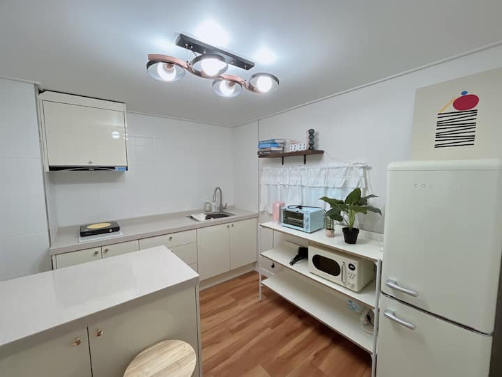 [Jamie Room403] 투룸 힐링스테이, 황리단길 도보 15분, 편의시설 완비 - 성건동