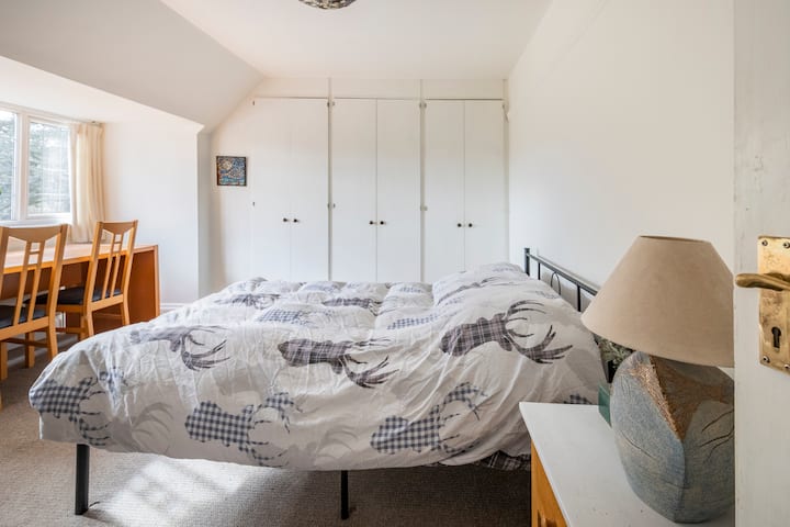 Master Bedroom In Stunning Home - Solihull