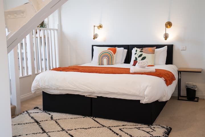 Historic 4br Triplex | Rooftop & Gated Parking - Sheffield, UK