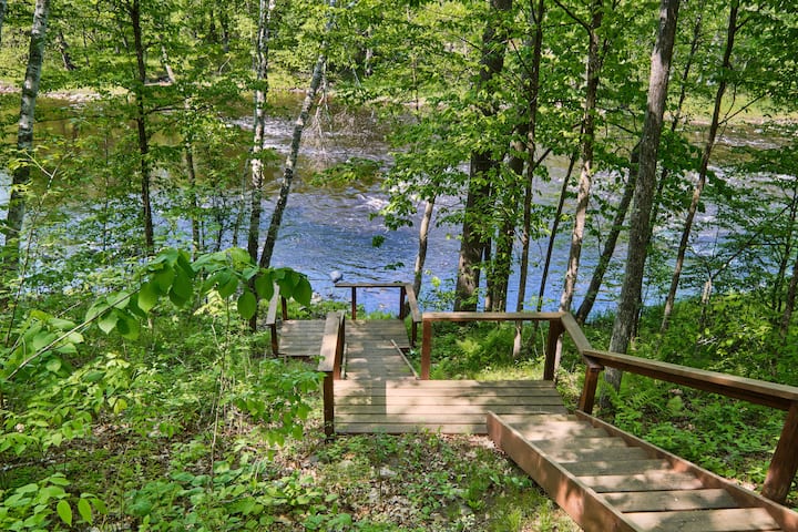 Cozy, Riverfront Cabin | Pinecone Cottage - Minnesota