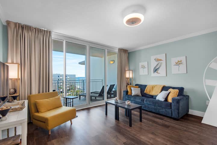 Stylish Top-floor Condo, Free Beach Service! - Okaloosa Island, FL
