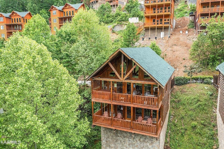 Cubby Bear Smoky Mountain Cabin - Summer Specials! - Pigeon Forge, TN
