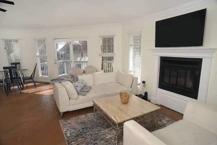 Octagon House With Lakeside View - Mooresville, NC
