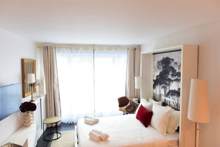 The Three Parrots - Paris