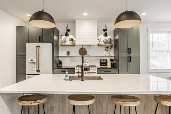 Beaming Belle | Roof Top Deck With Hot Tub! - Indianapolis, IN