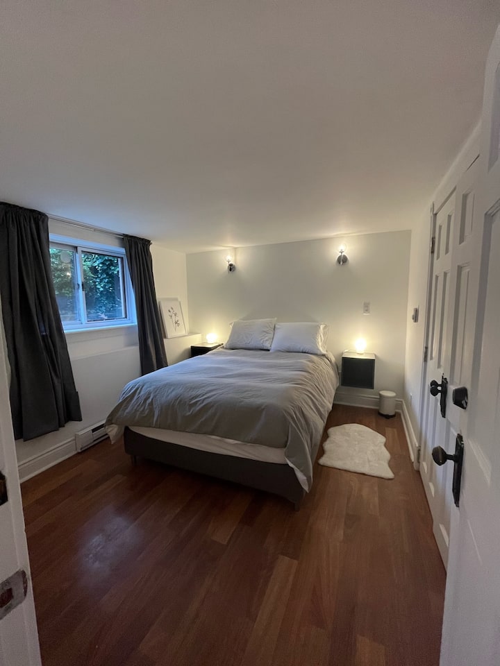 Central Vancouver Cozy One Bedroom Suite - Vancouver