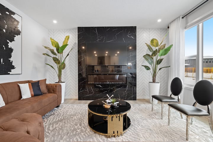 Luxury~4bed~ac~86"tv~brandnew In Cranston - Calgary