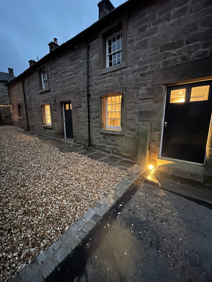 Red Lion Yard, Elton, Derbyshire - Haddon Hall