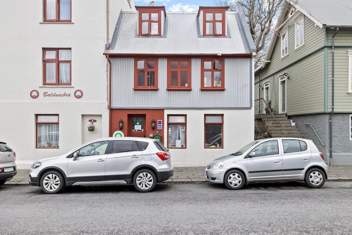 Downtown Baldursbrá Holiday Home - Reikiavik