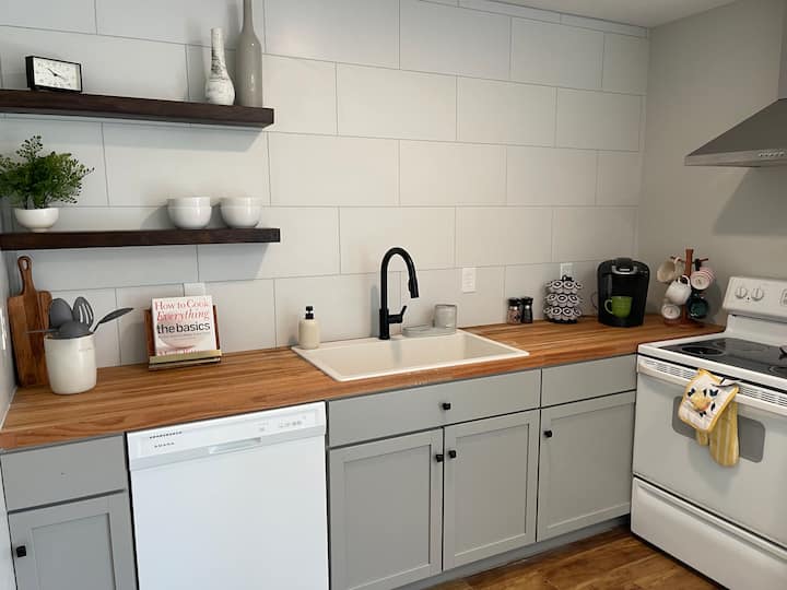 Furnished Month To Month Rental Near Downtown - Charleston, SC