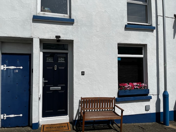 Charming 2-bed Cottage In Town - Isle of Man
