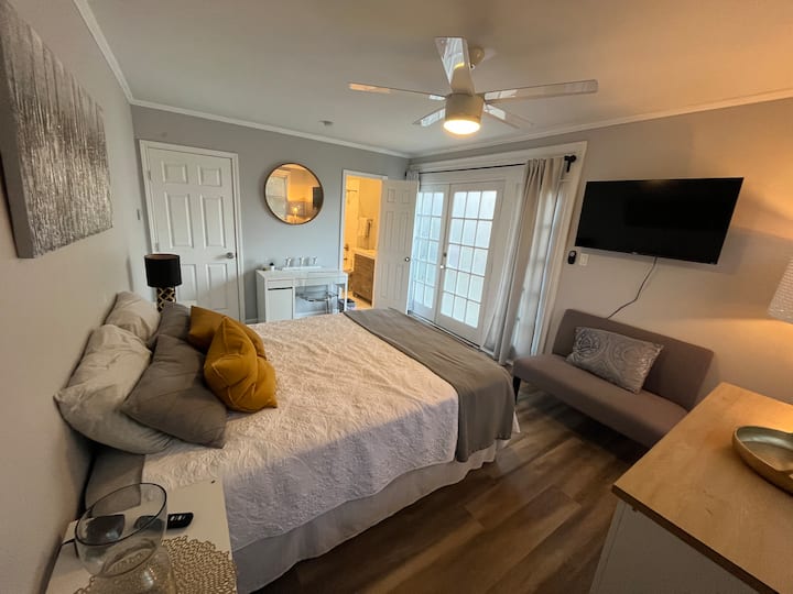 Beautiful Downtown Room W. Private Entry & Bath - Austin, TX